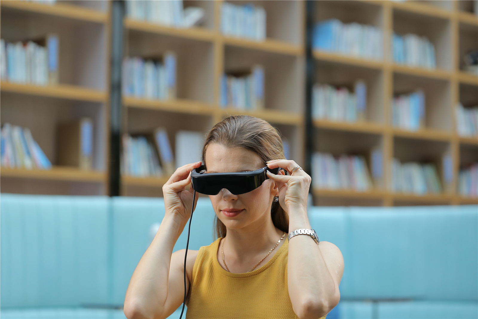 200 Inch VR Smart Glasses FOV 43 Degrees 1800 Nits Head Mounted Display